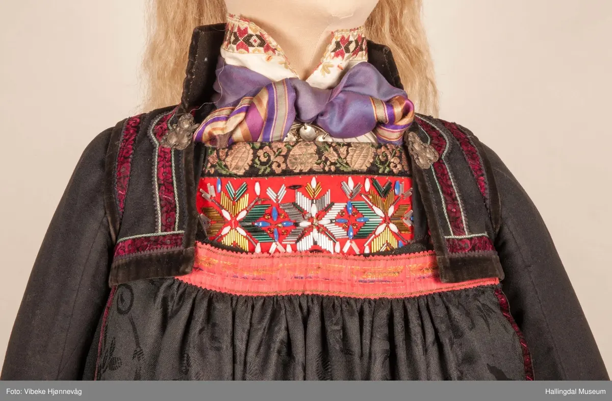 Bunad - Hallingdal Museum / DigitaltMuseum