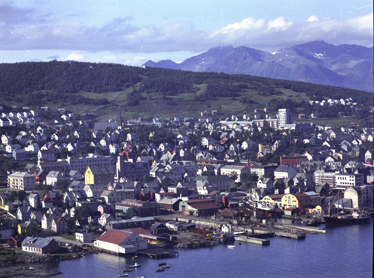 Flyfoto av Harstad by. - Sør-Troms Museum / DigitaltMuseum