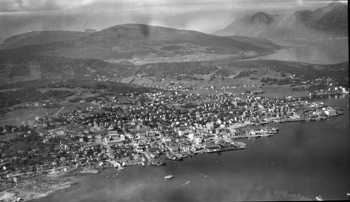 Flyfoto av Harstad by, fotografert mot vest. - Sør-Troms Museum ...