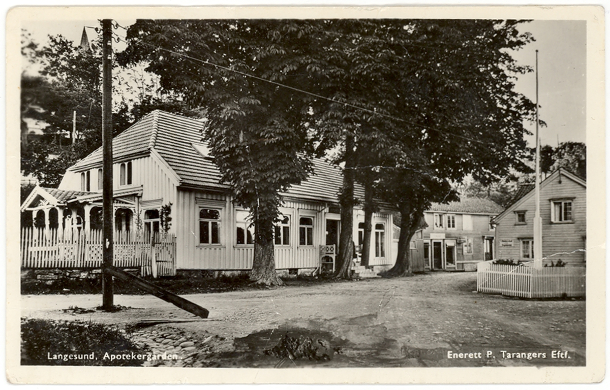 Utsyn fra torget i Langesund mot Apotekergården. - Telemark Museum ...