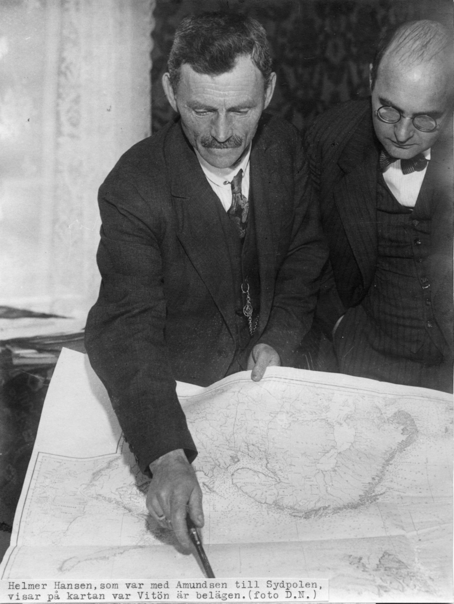 "Helmer Hansen, som var med Amundsen till Sydpolen, visar på kartan var ...