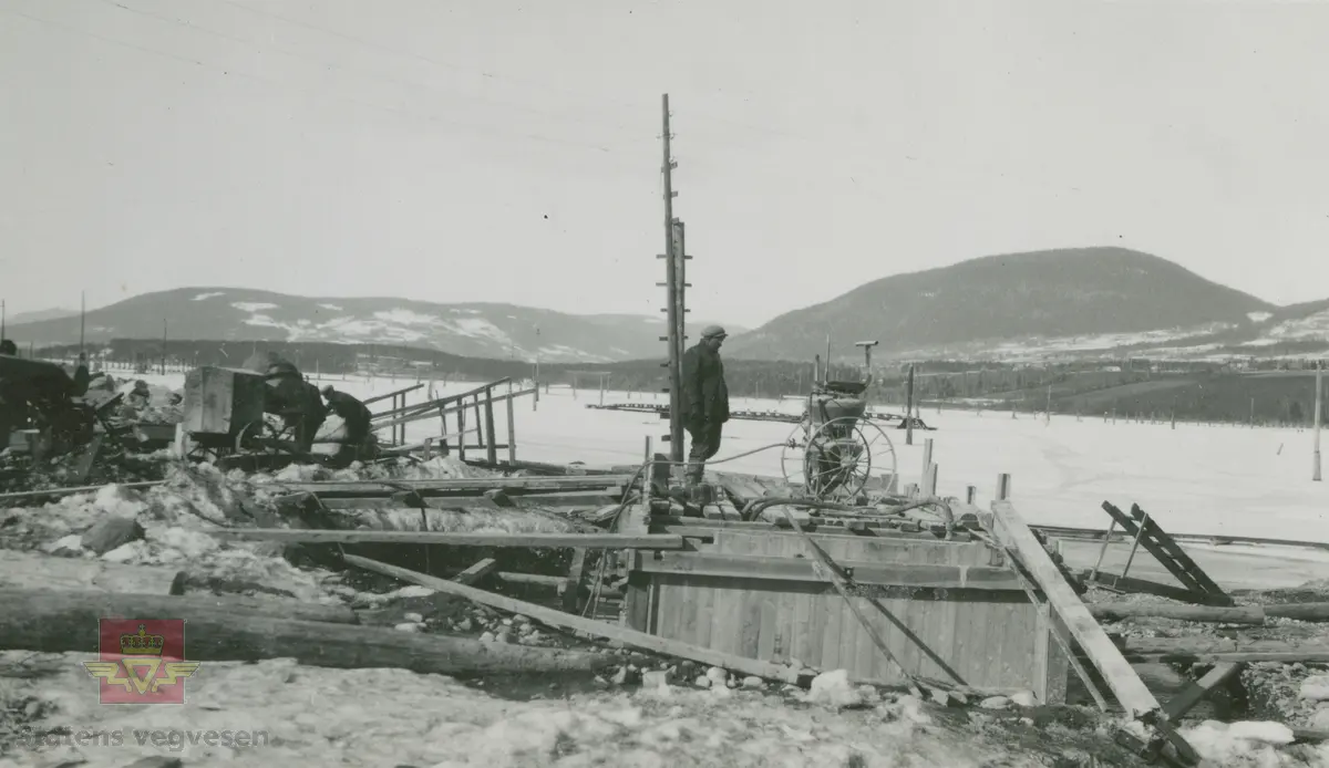 Vingnesbrua på Lillehammer under oppbygging i perioden 1930-1934 ...