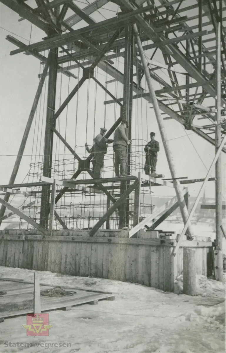 Vingnesbrua på Lillehammer under oppbygging i perioden 1930-1934 ...