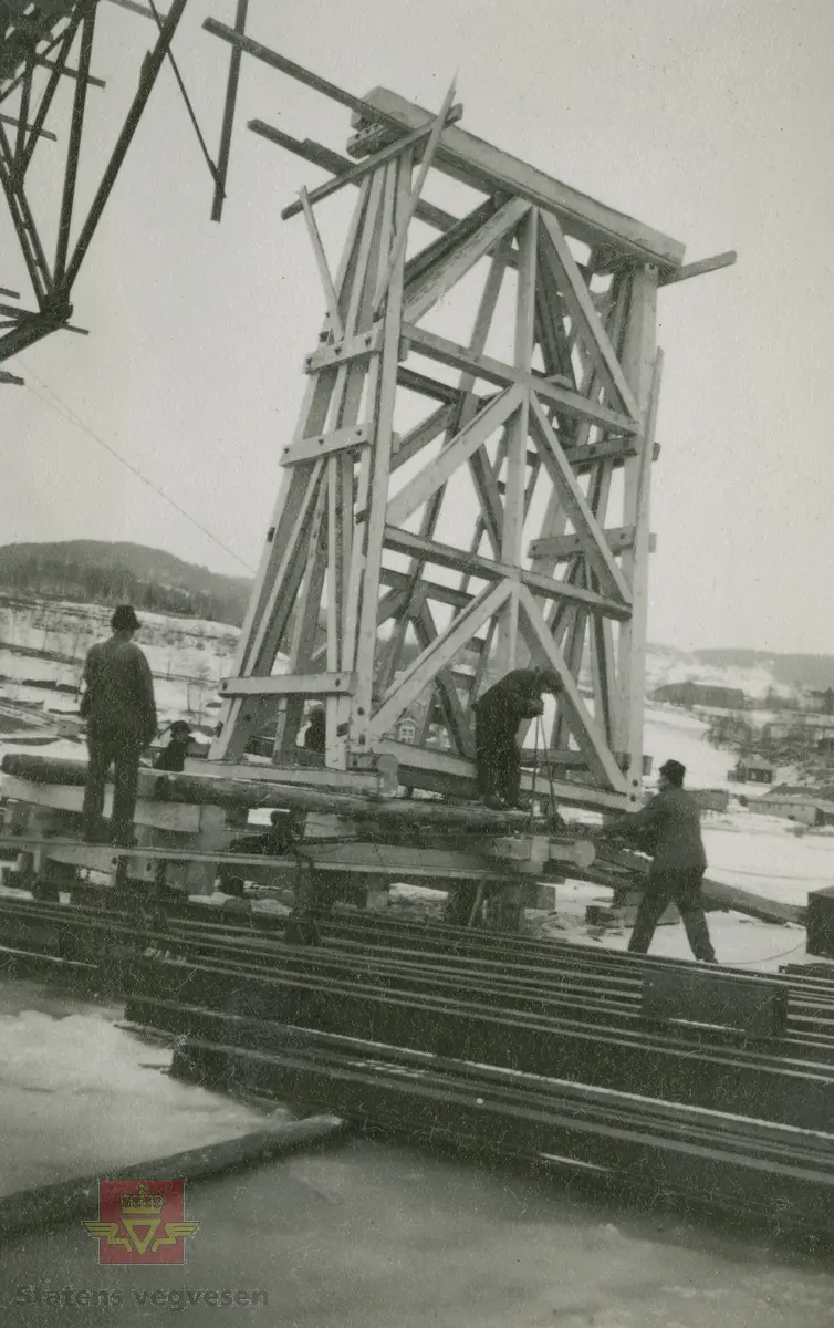 Vingnesbrua på Lillehammer under oppbygging i perioden 1930-1934 ...