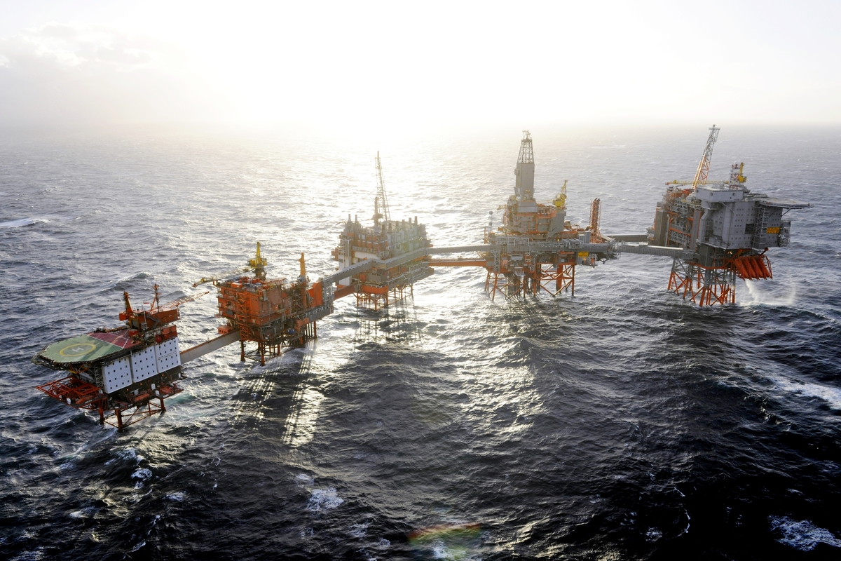 Valhallfeltet i flott motlys. Fra venstre ligger boligplattformen ...