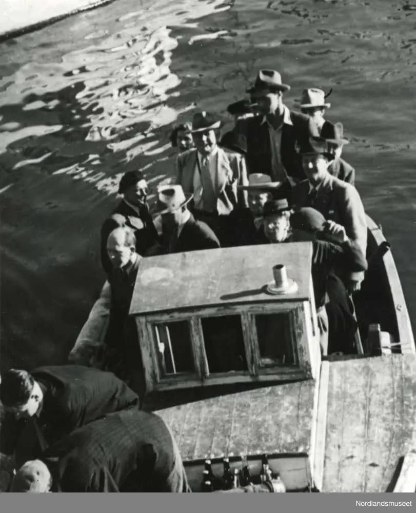 Mange pyntede mennesker samlet ombord i en sjark. - Nordlandsmuseet ...