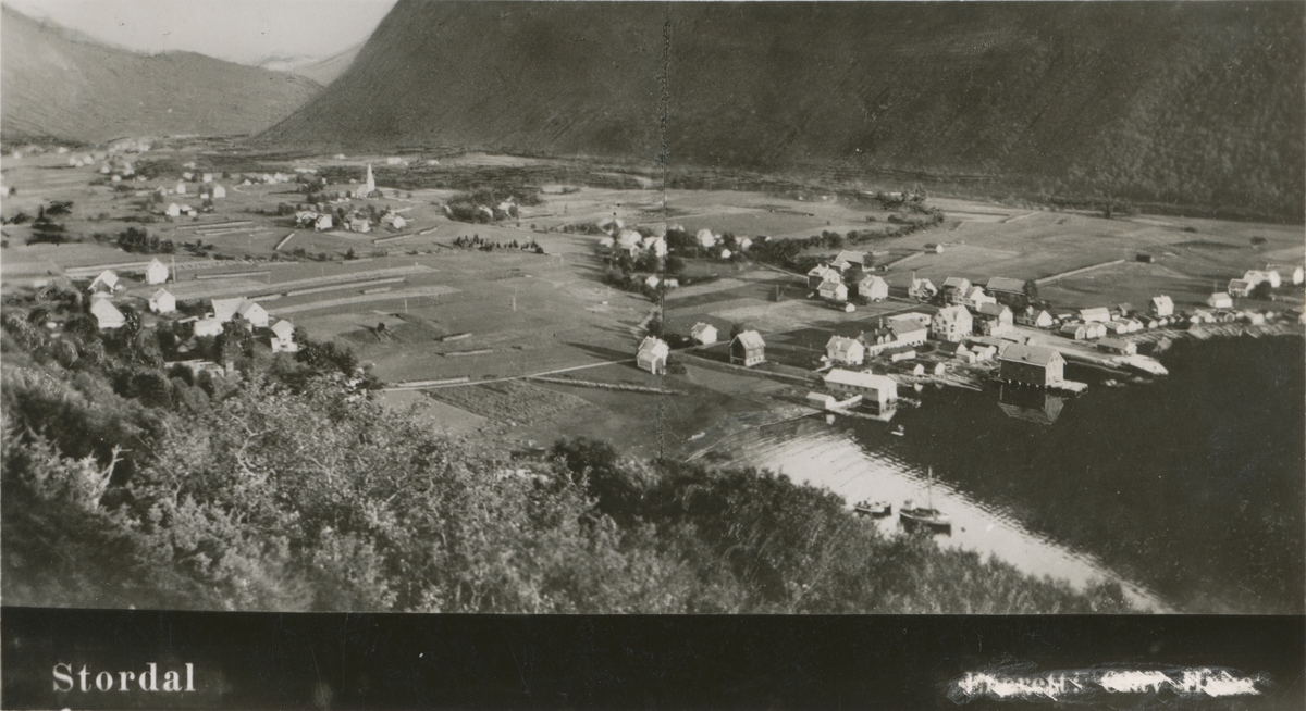 Prospektkort av Stordalen med kaiene og Stordal sentrum mot dalen ...