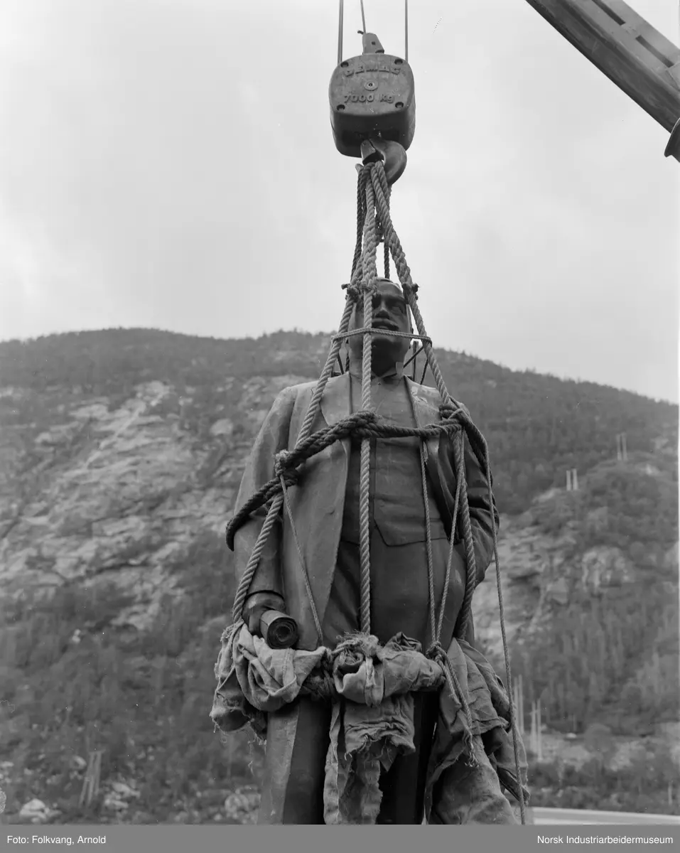 Torvet. Flytting av Sam Eyde statuen - Norsk Industriarbeidermuseum ...