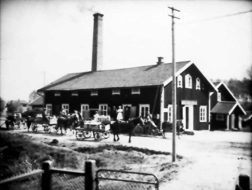 Mejeriet i Floby. På bryggan Ragnar Sundström, John Hermansson ...