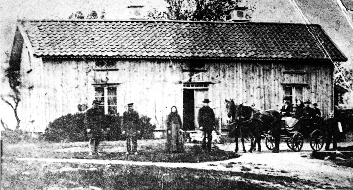 Backgården. Från vänster nr 2 Anders Johan Johansson, på häst och vagn familjen Göransson ...