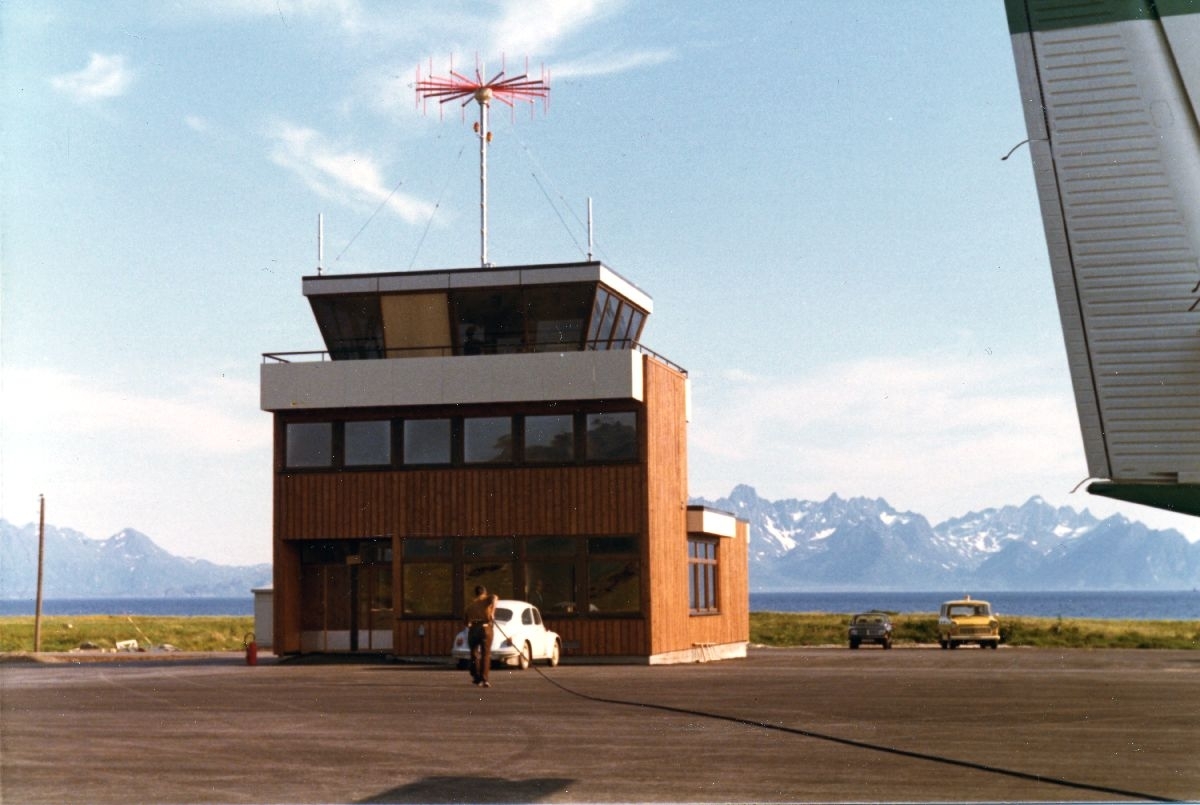 Lufthavn/Flyplass. Skagen, Stokmarknes. Flytårnet i sentrum, en liten ...