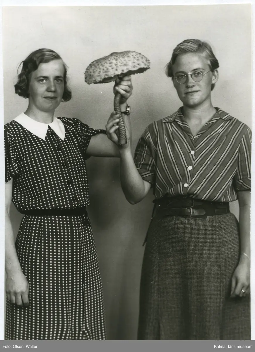 Britta Larsson till vänster och bredvid henne Nanna Westerberg visar ...