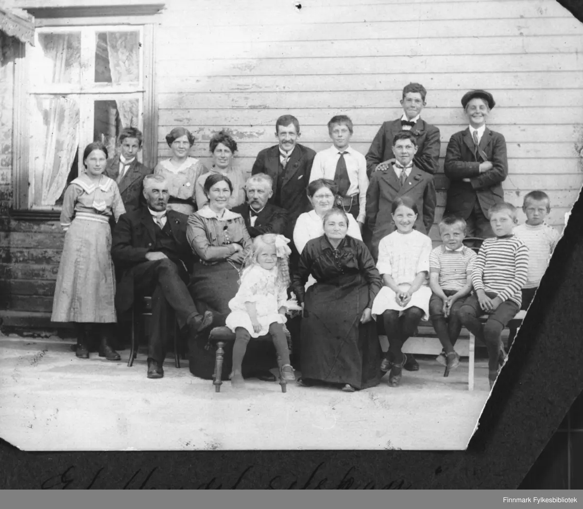 Gruppebilde av den tallrike Klykken-familien i Skjøtningberg ...