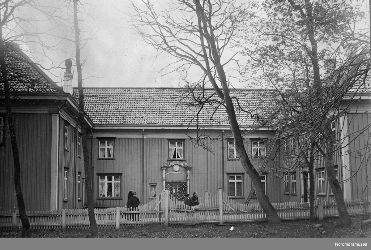 Katalog over bilder av eldre gateparti, bygninger og bygningsdetaljer i ...