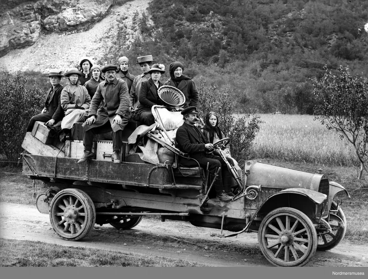 Foto av den første bilen i Sunndal kommune, i begynnelsen av 1900 ...