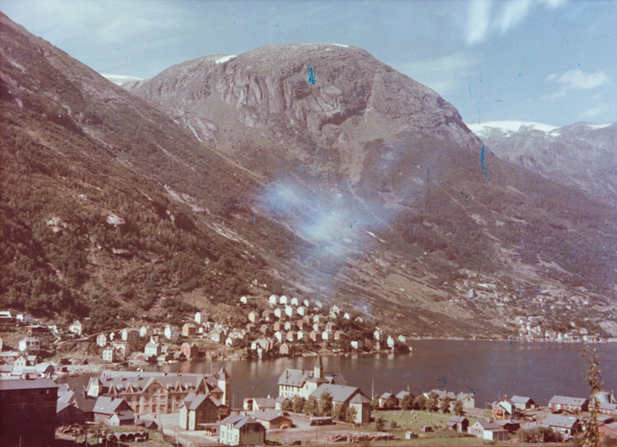 Odda sentrum med Kalvanes i bakgrunnen. - Kraftmuseet / DigitaltMuseum