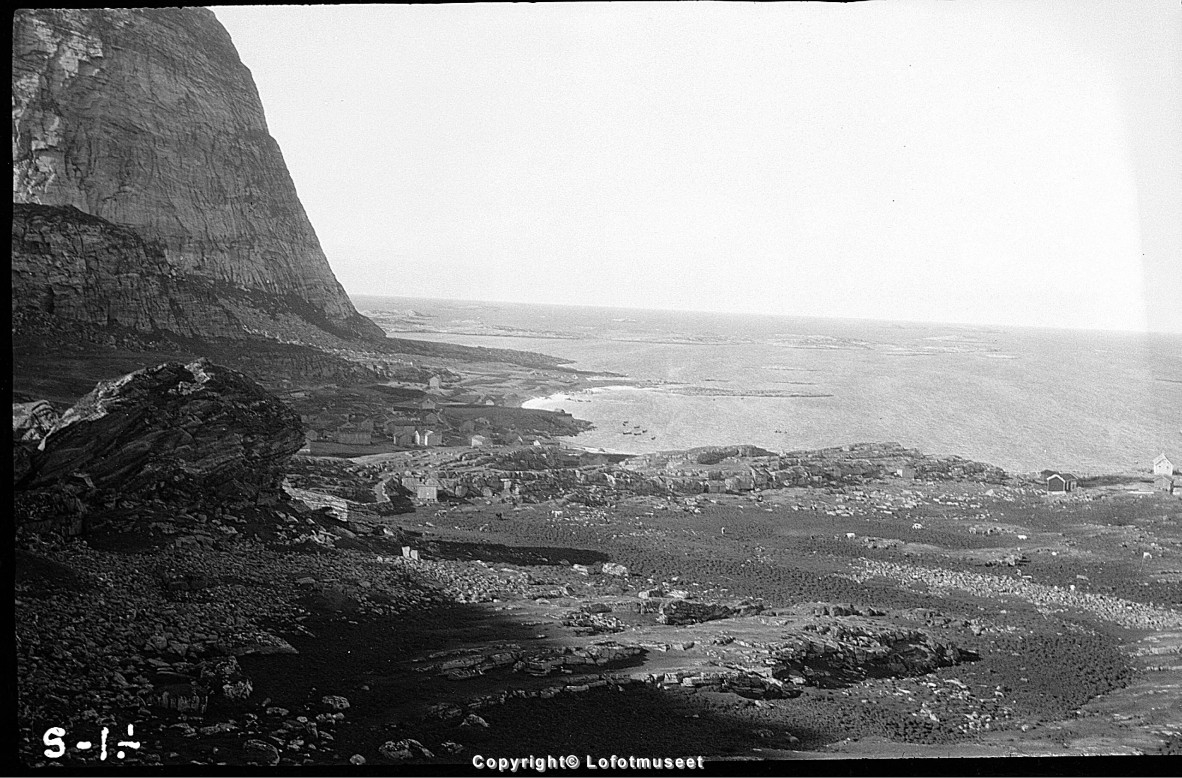 SANNA: OVERSIKTSBILDE- STRANDLINJEN. - Museum Nord / DigitaltMuseum
