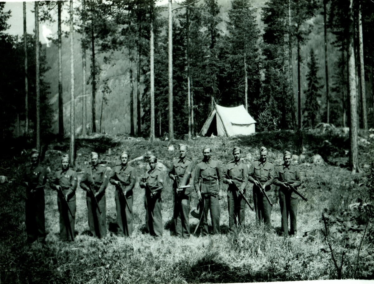 Heimefrontsoldatar 1945. frå v.Ola Elbjør,Ola Roe,Kristen Roe,Nils ...