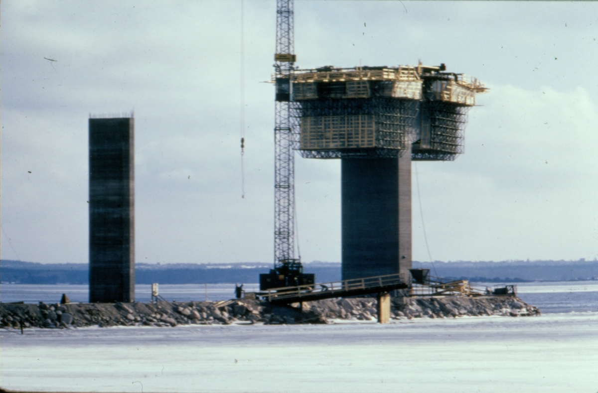 Här ser man hur Ölandsbron växer fram. Den började byggas 1968 och stod ...