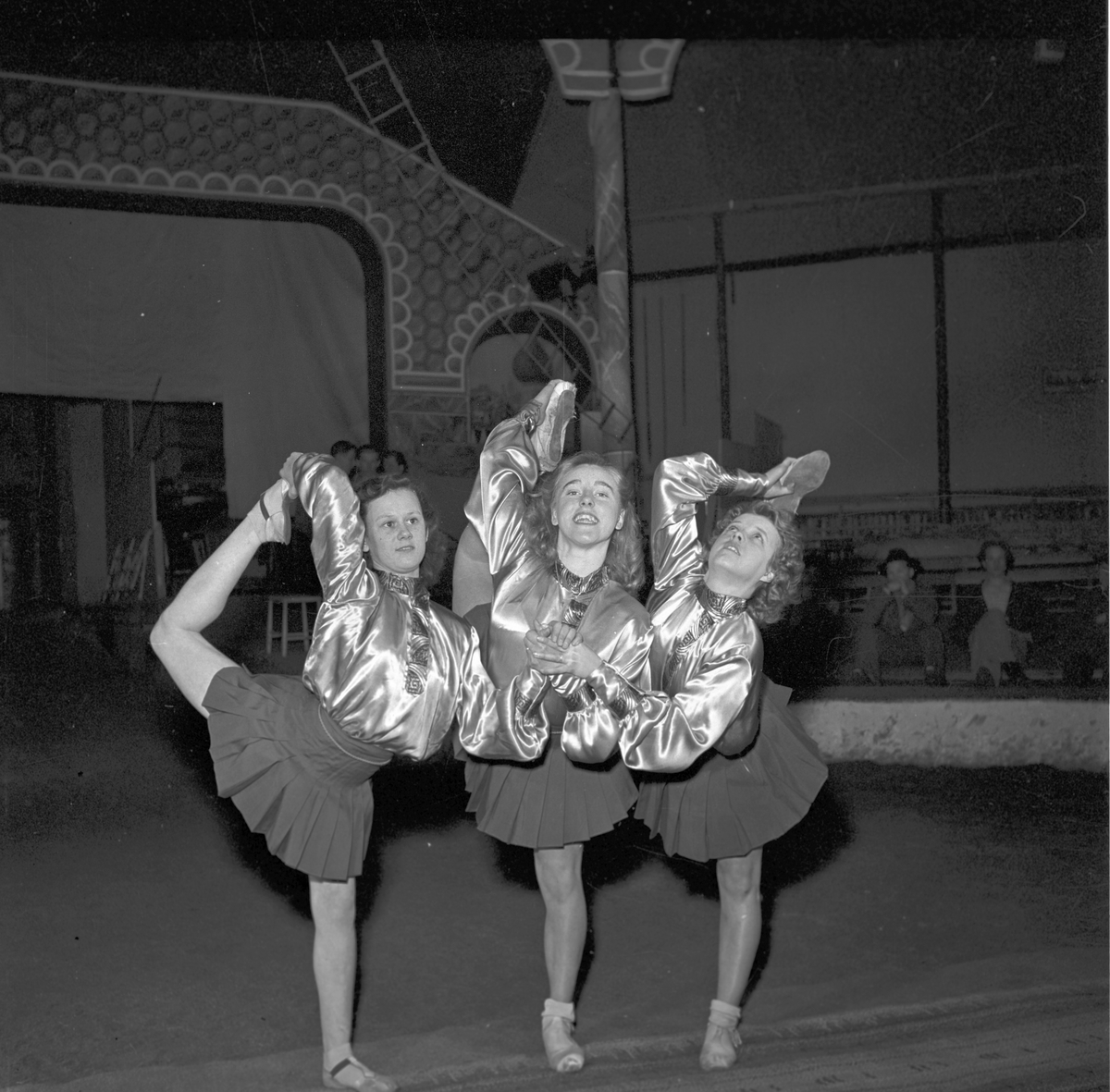 Furuviksparken invigdes pingstdagen 1936. Cirkusbyggnaden Teater-Cirkus ...