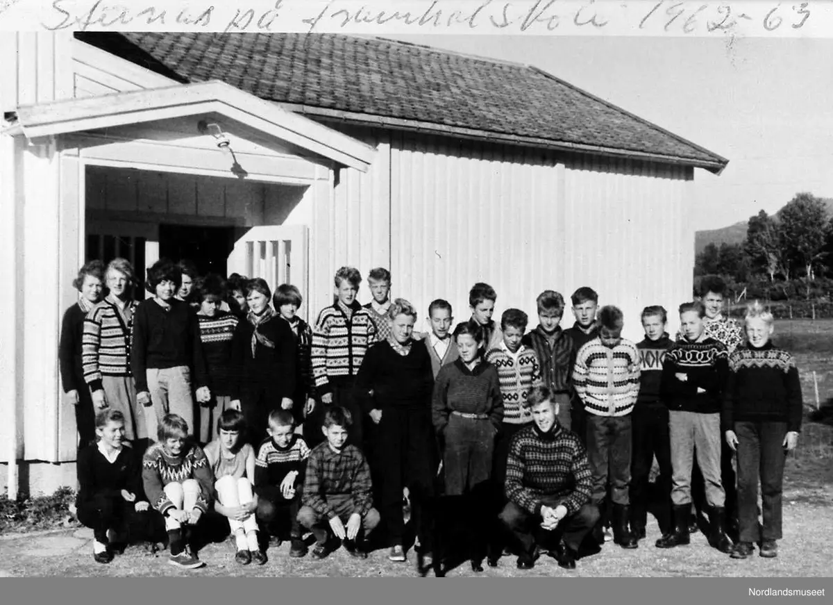 Framhaldskoleklassen på Saura skole 1962/63. Bak fra v.: Unni Arntzen ...
