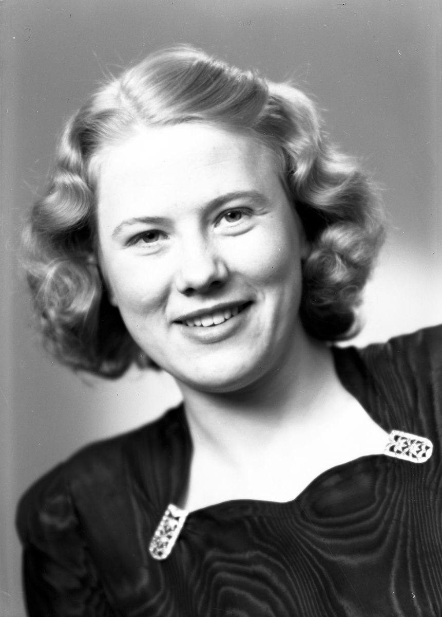 Fröken Anna-Lisa Sundqvist, Harnäs. 16 mars 1946. - Länsmuseet ...