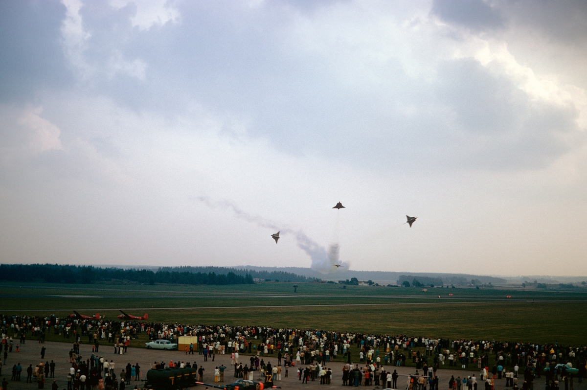 Flyguppvisning. Fyra flygplan Saab 35 Draken flyger över flygfältet ...