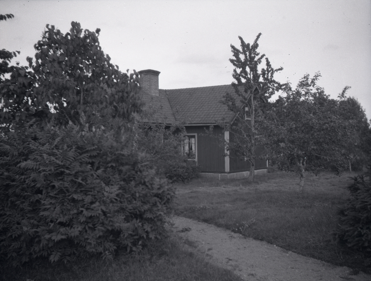 Detta är ett av torpen i Lillerum i Tuna socken. Samma stuga som foto ...