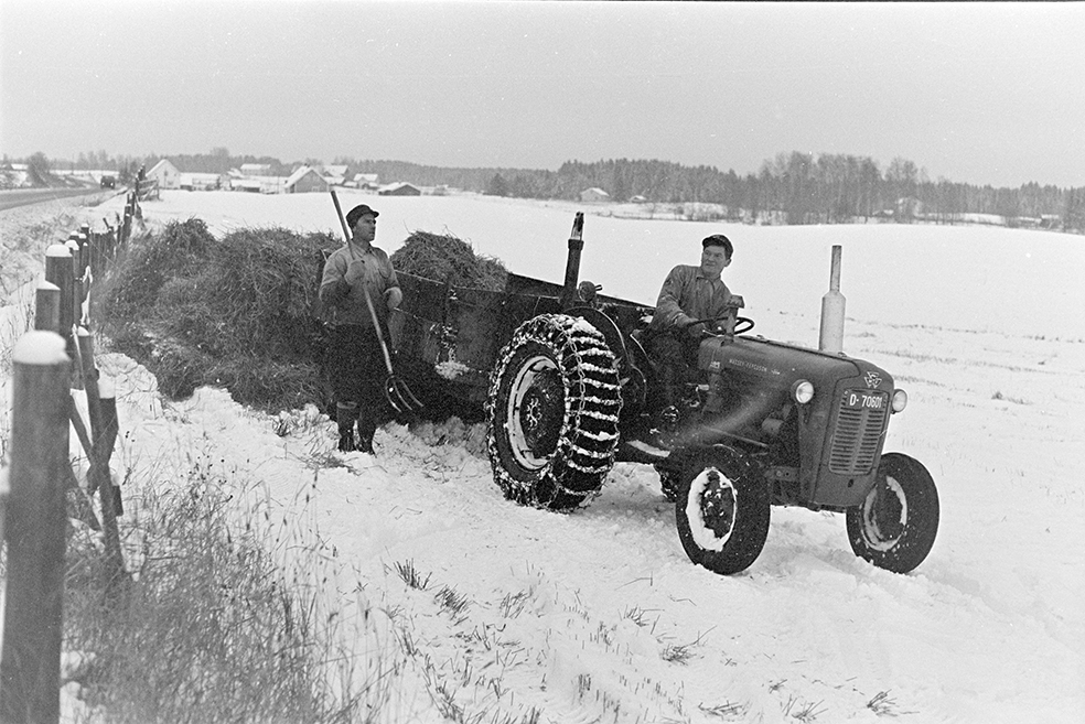 Innkjøring av halm,traktor,jordbruk,ukjent sted. - Anno Domkirkeodden ...