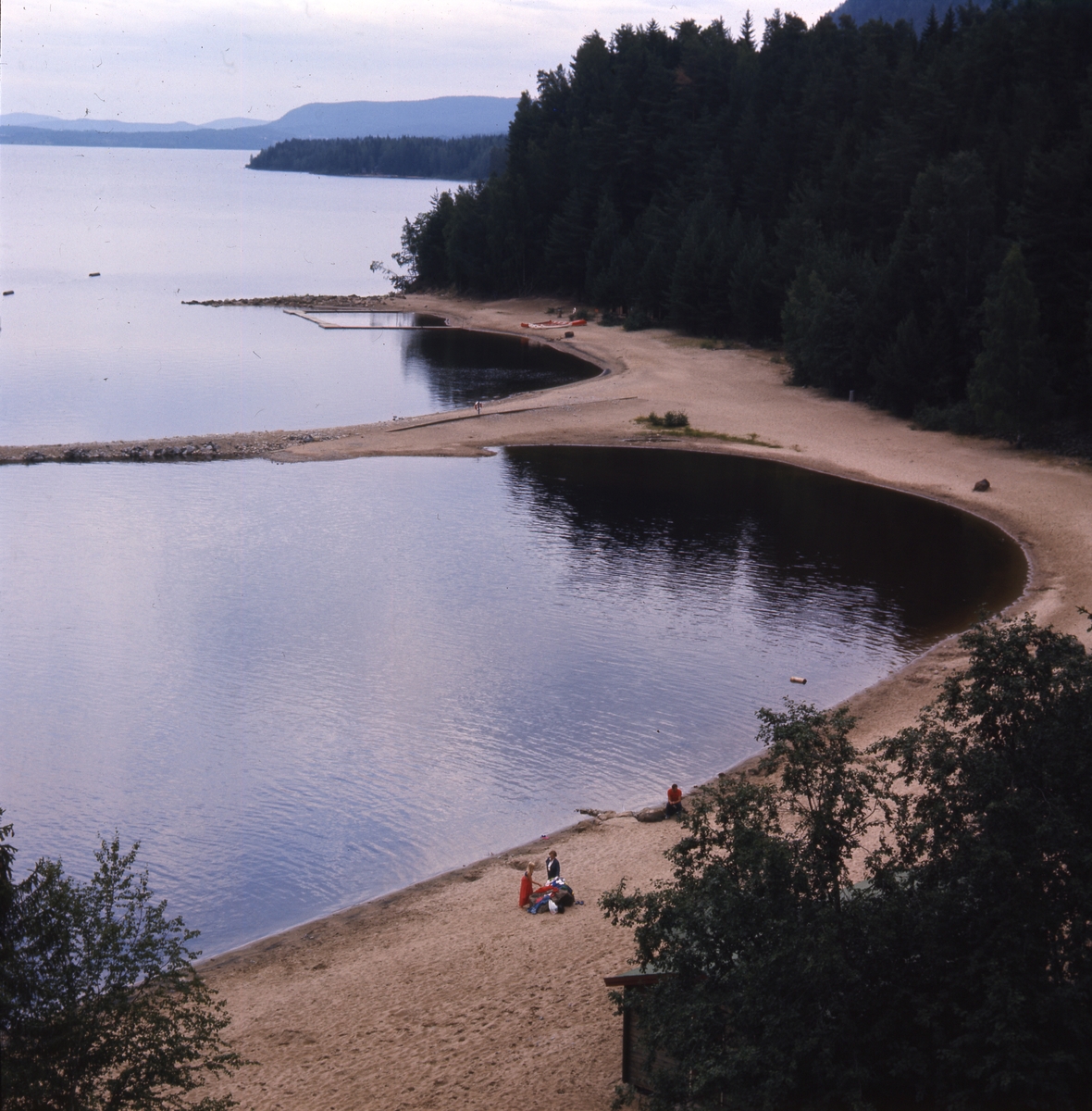 Sensommarkväll vid Orbaden, med sin kilometerlånga sandstrand, Vallsta ...