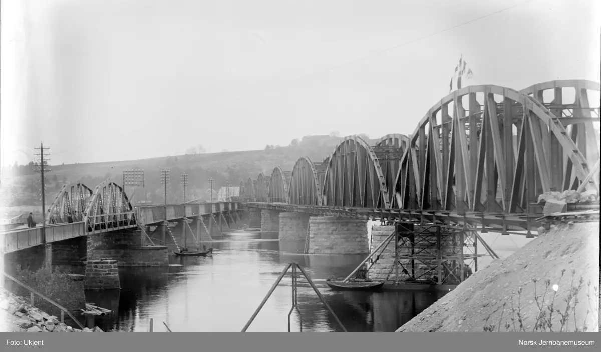 Fetsund bru, gammel og ny bru 1918 - Norsk jernbanemuseum / DigitaltMuseum