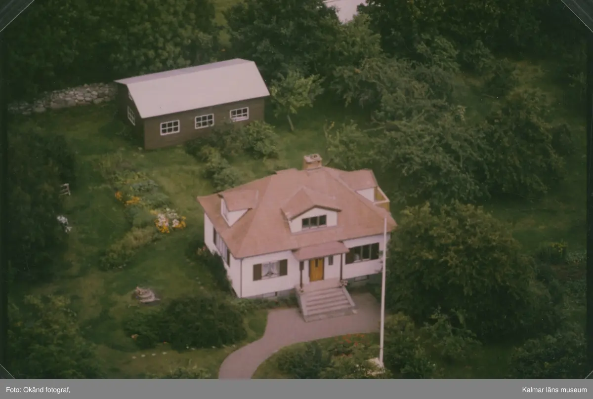 Bostadshus med valmat mansardtak och takkupor. - Kalmar läns museum ...