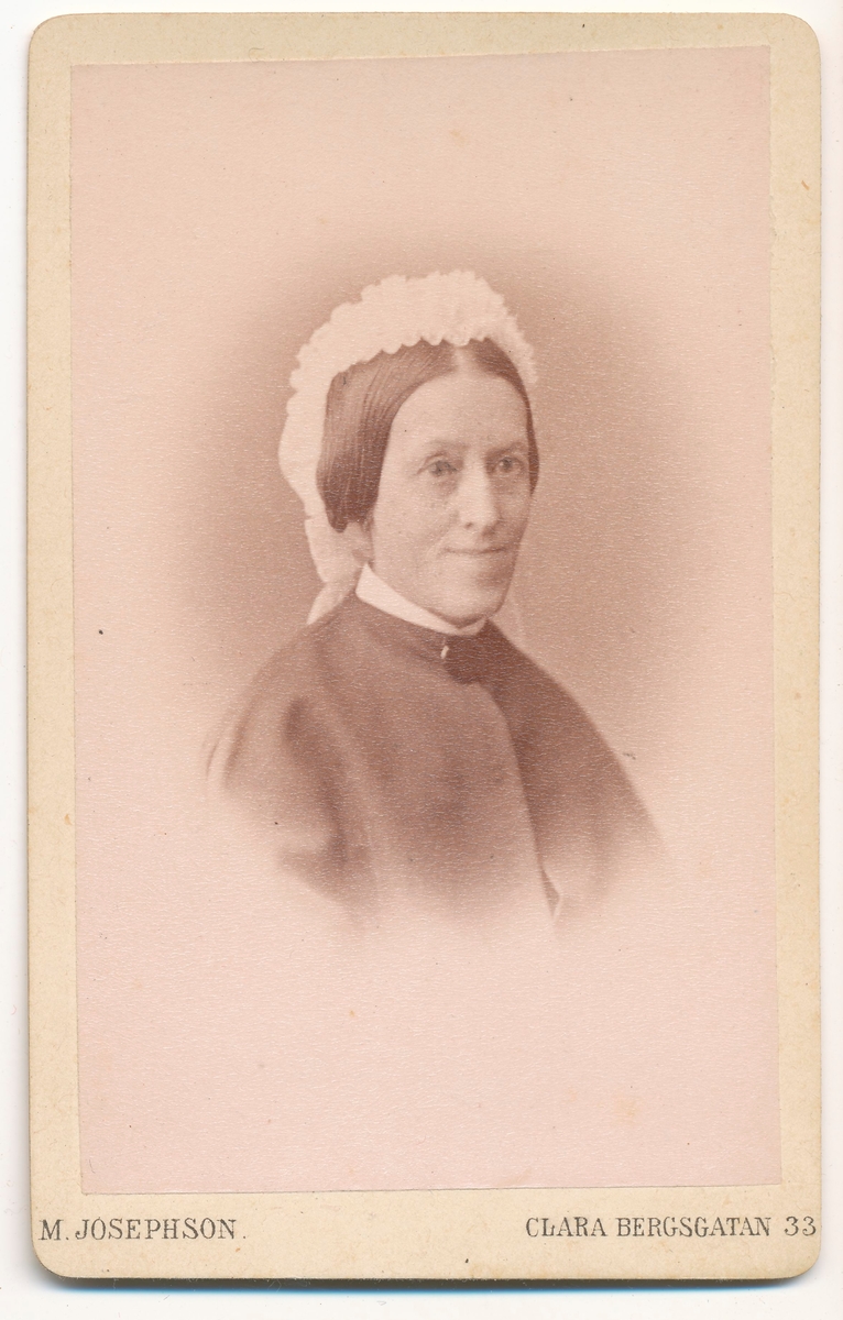 Porträttfoto i studio av Amanda Carlsund, född Ollman, gift med Otto ...