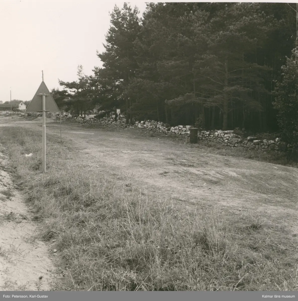 Parkeringsplats med P-skyltar, soptunna, bord och bänkar på den del av ...