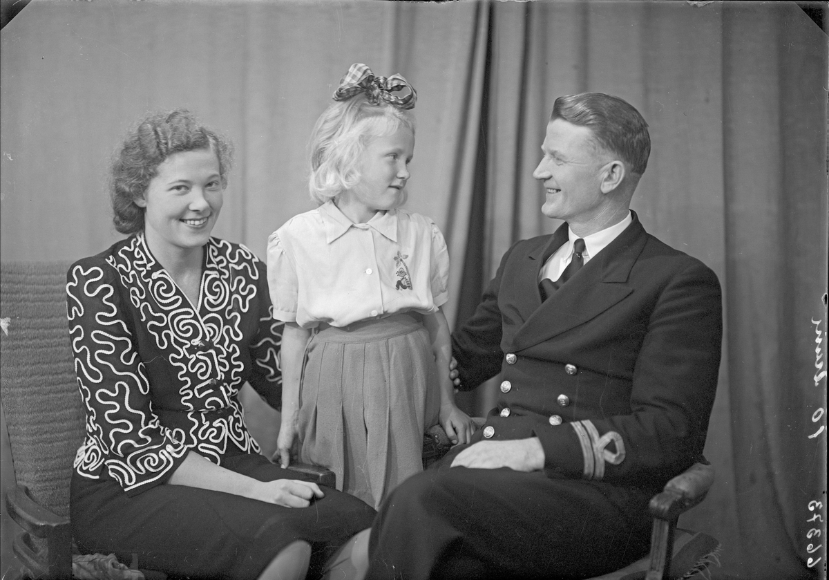 Gruppebilde. Familie. Gruppe på 3. Mor, far og ung pike. Bestilt av ...