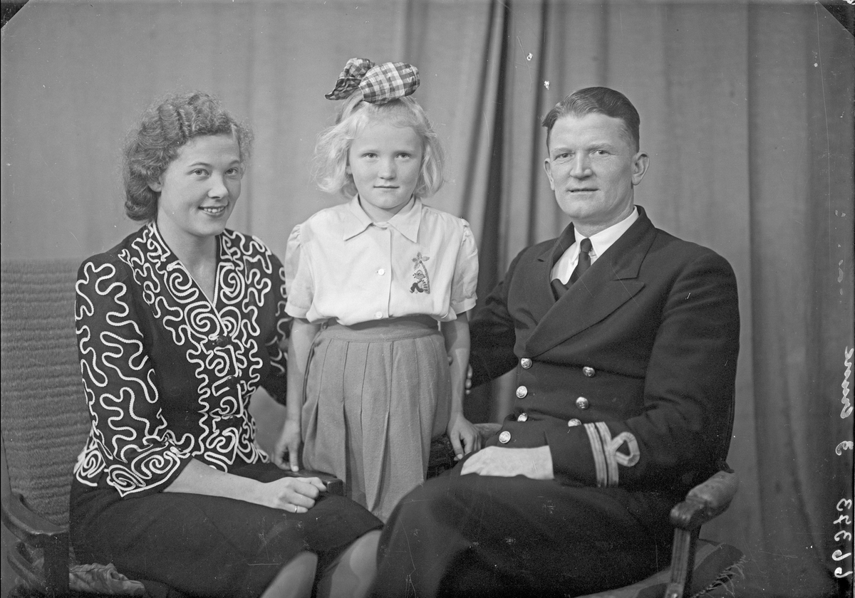 Gruppebilde. Familie. Gruppe på 3. Mor, far og ung pike. Bestilt av ...