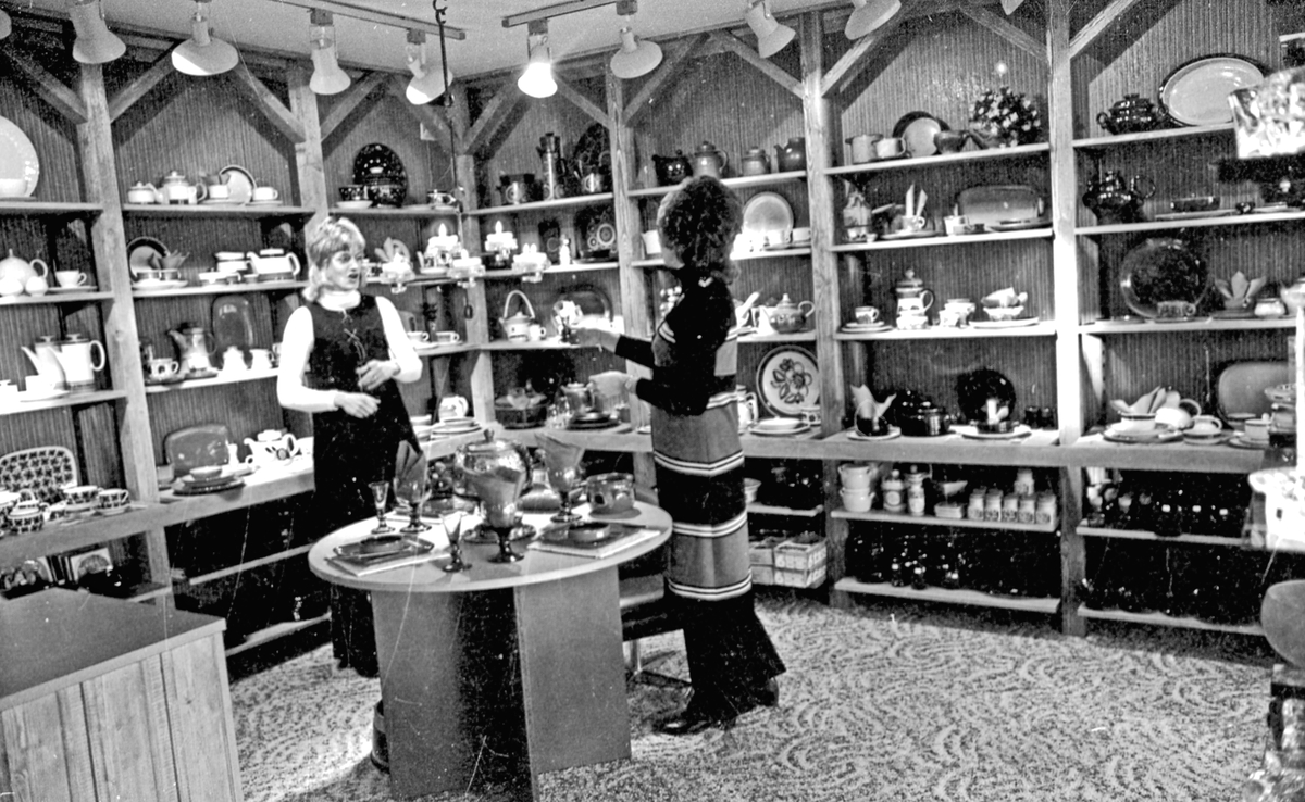 Interiør i en gavebutikk som selger glassvarer og pyntegjenstander ...