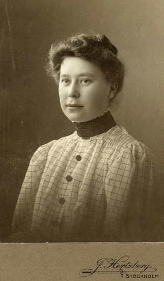 Elin Maria Carlsson, född 1884 å Lilla Hindsbo i Skara. Slöjdlärarinna ...