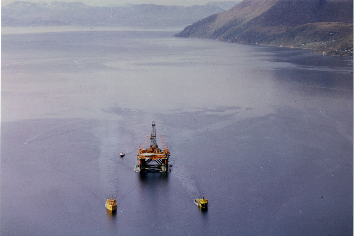 Oljeplattformen "Treasure Scout" under slep. - Sør-Troms Museum ...