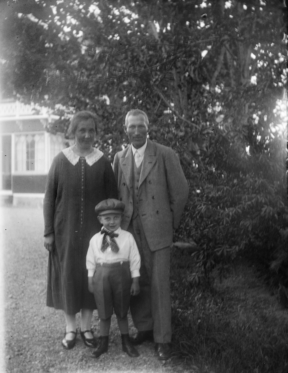 "Tora, Tore och jag i Drevle" - John Alinder med familj i trädgården ...