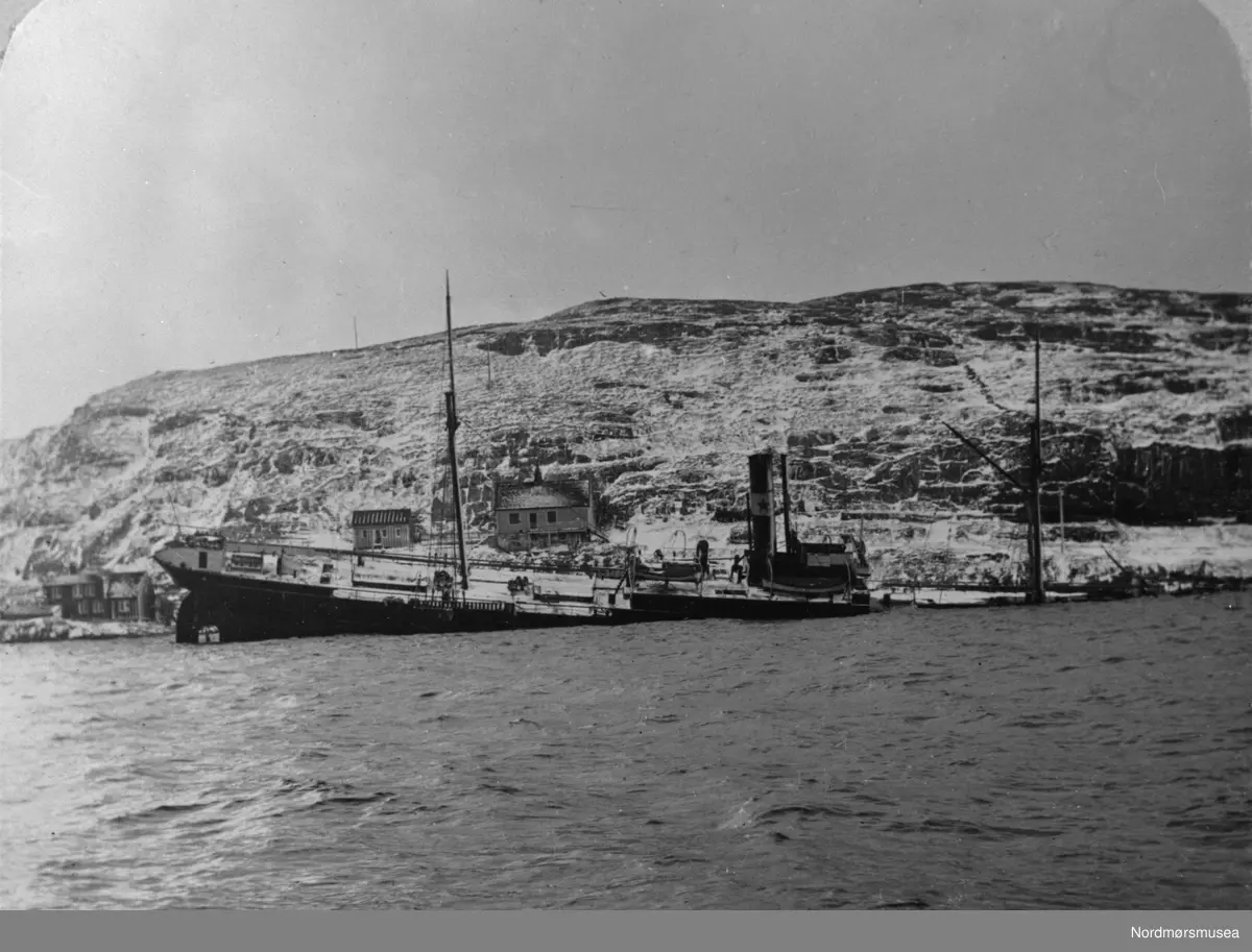 stereo. stort dampskip forliser. vinter, Kristiansund. Sørsundet ...