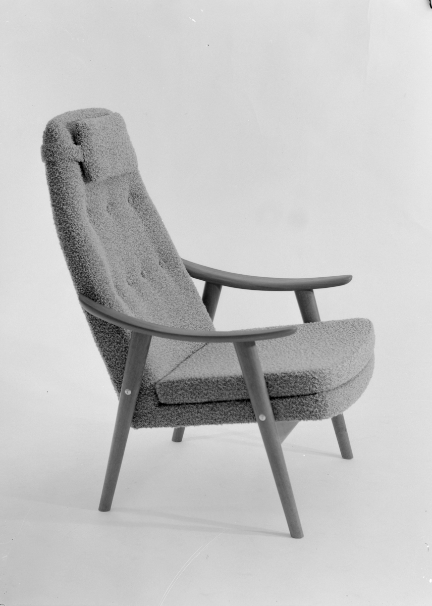 Lenestol med nakkepute. - Møbelmuseet / DigitaltMuseum