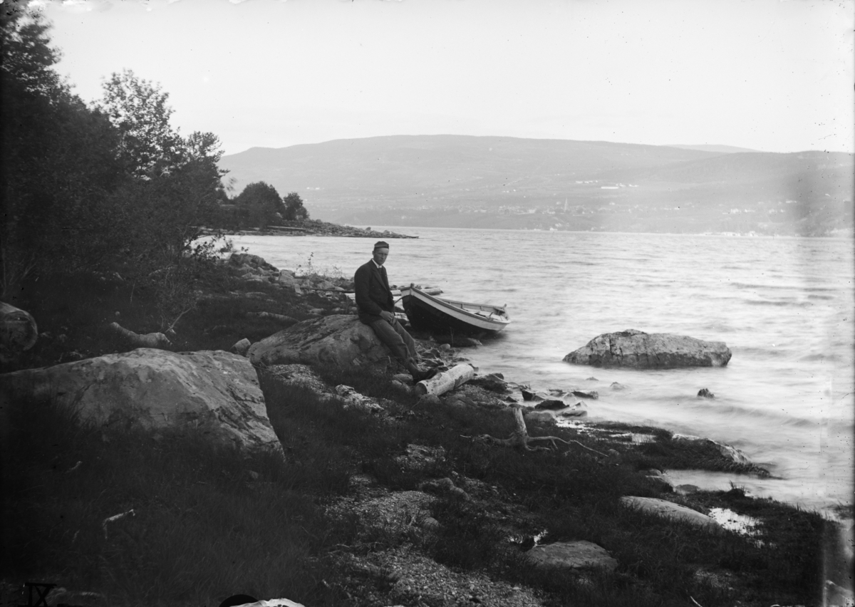 Sten Berner ved stranden ved Øyresvika sør for Vingnes, robåt ...