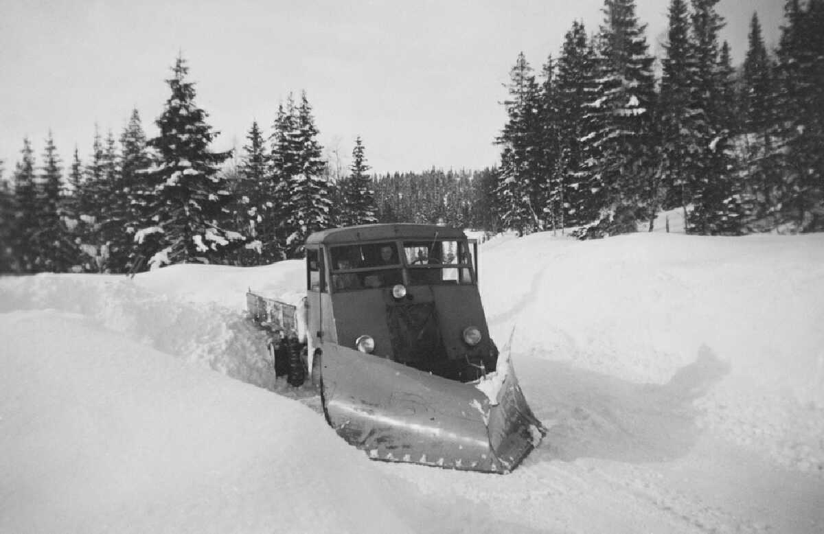 Lastebil med snøplog, Renault med karakteristisk firedelt frontrute ...