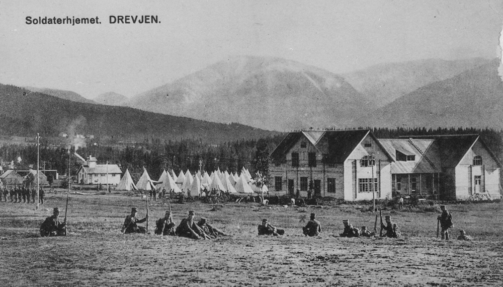 Fra Drevjamoen, soldater, telt og bygninger, Soldatheimen til høyre. Vi ...