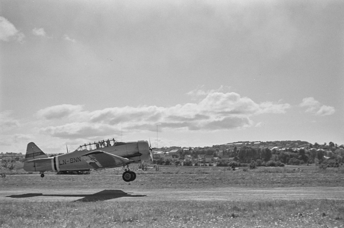 Flystevne på Lade flyplass. Harward LN-BNN som lander - Museene i ...