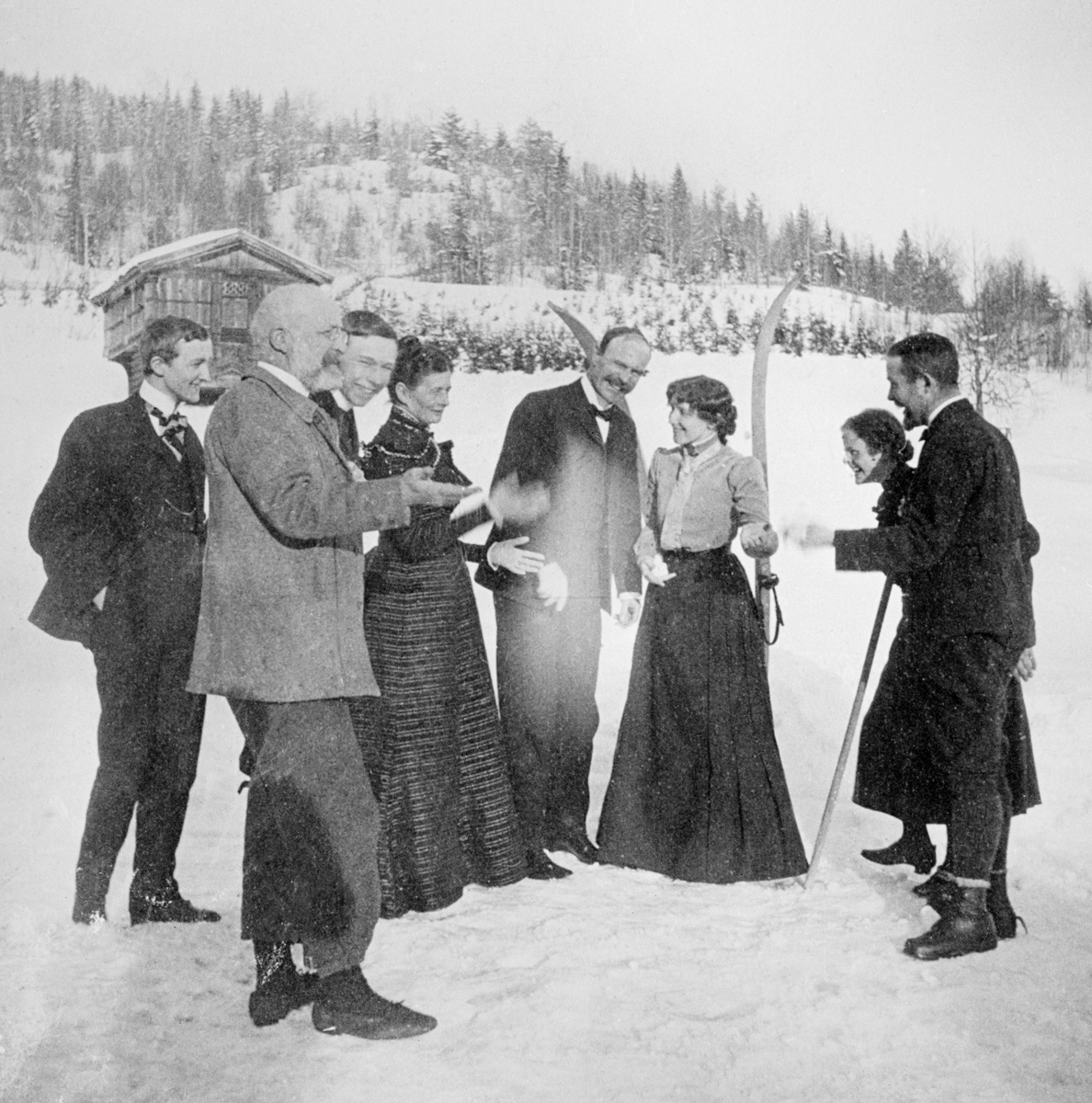 Damer og herrer i fine klær. Ski. Strand, Numedal. Strand i Lyngdal ...