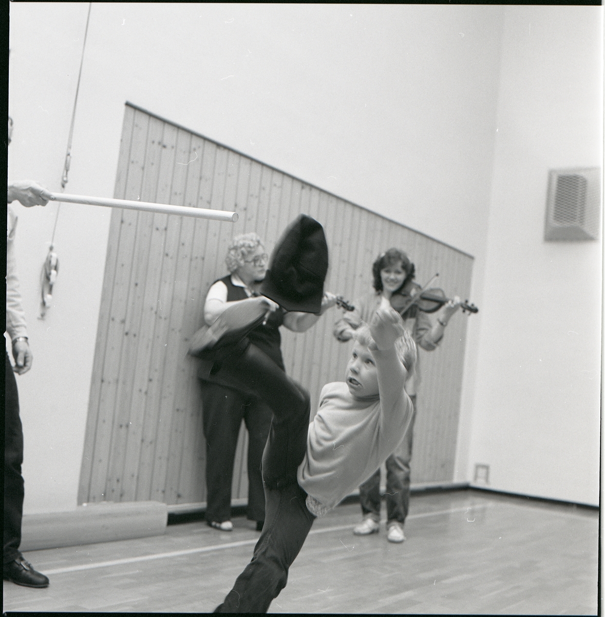 Trysil-Knut Dans- og spelmannslag. Hallingdans i gymsal, unggutter ...