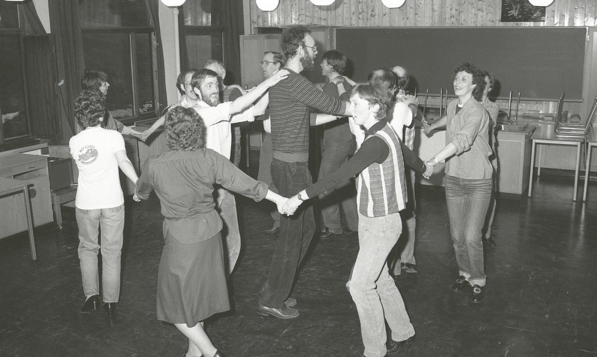 Trysil-Knut dans og spelmannslag. Hallingdans, felespill, dans og lek ...