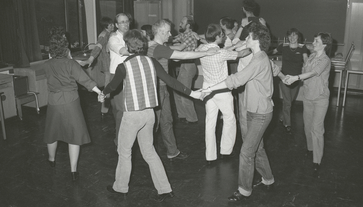 Trysil-Knut dans og spelmannslag. Hallingdans, felespill, dans og lek ...